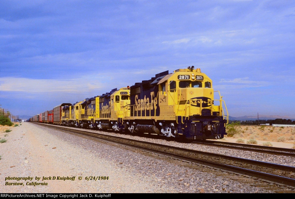 AT&SF 2871 leads 3 other GP35 and a GP30 east, just west of Barstow, California. June 24, 1984